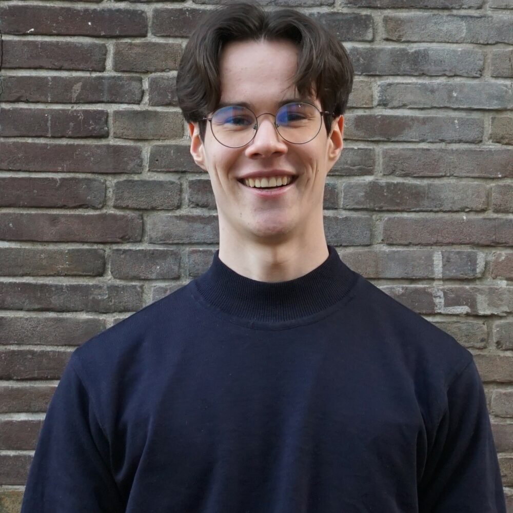Spiegeloog - Behind the Screen: Navigating the Emotional Labyrinth of ...